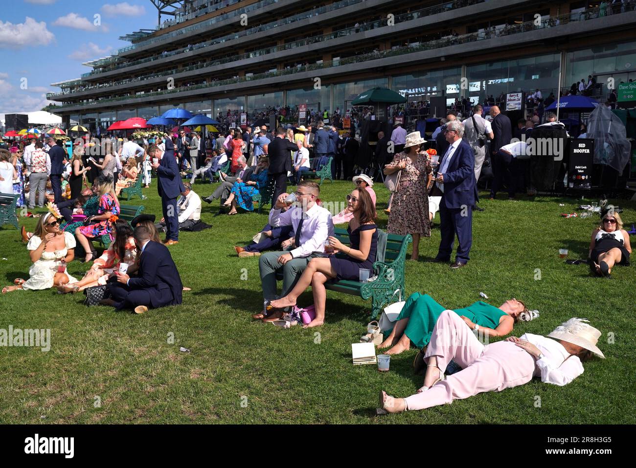 Rennfahrer genießen den Sonnenschein am zweiten Tag des Royal Ascot auf ...