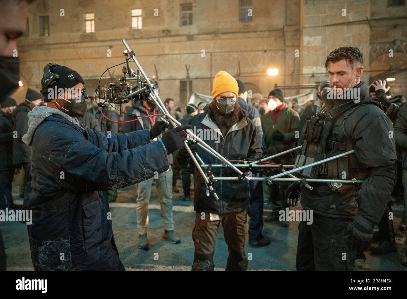 ( L-R) Regisseur Sam Hargrave und Chris Hemsworth als Tyler Rake am Set ...