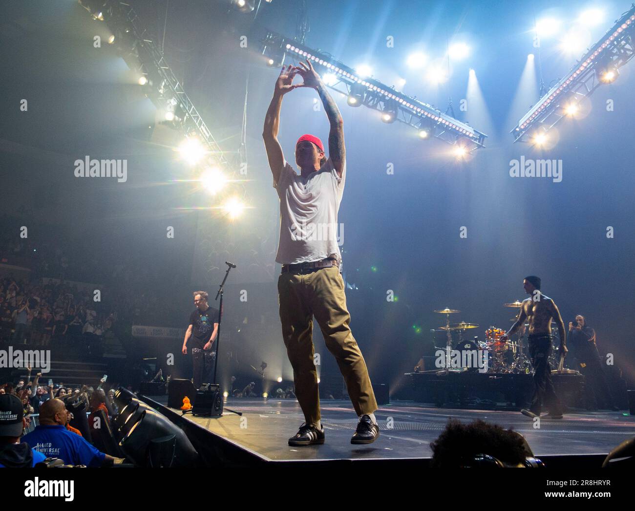 20. Juni 2023, San Diego, Kalifornien, USA: Mark Hoppus, Links winken ...