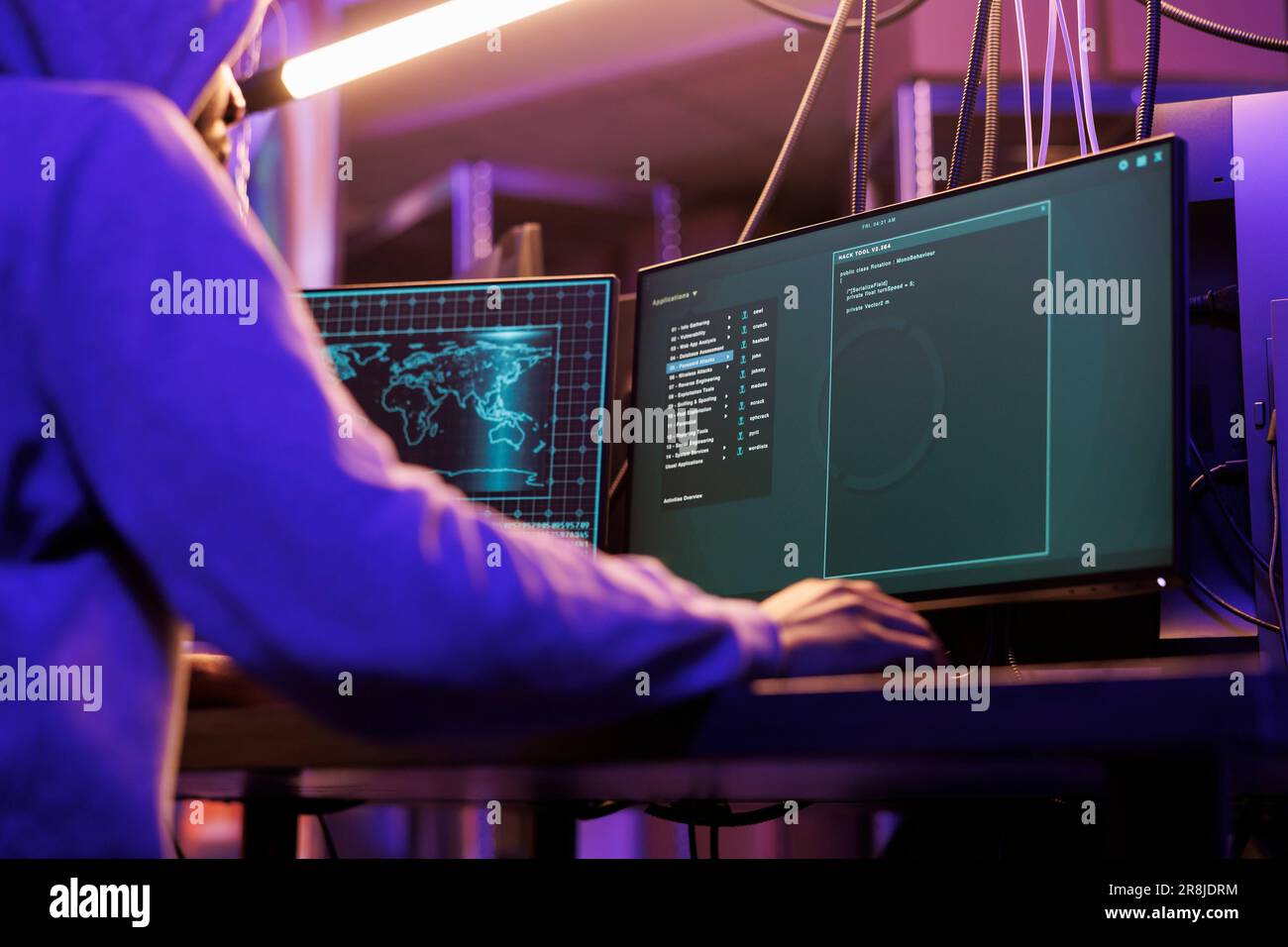 Internetdieb, der Spyware verwendet, um Informationen vom Computer des Opfers zu stehlen. Junger ...