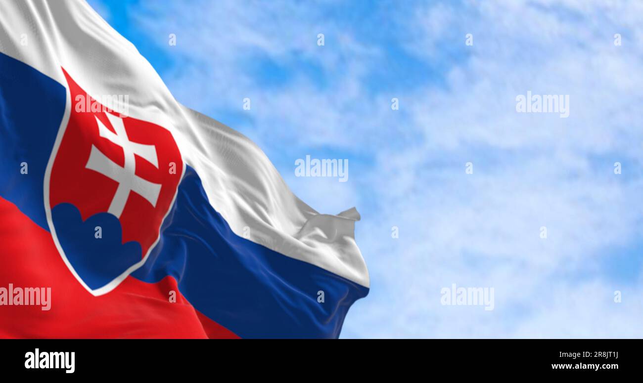 Die slowakische Nationalflagge, die im Wind winkt. Horizontale ...