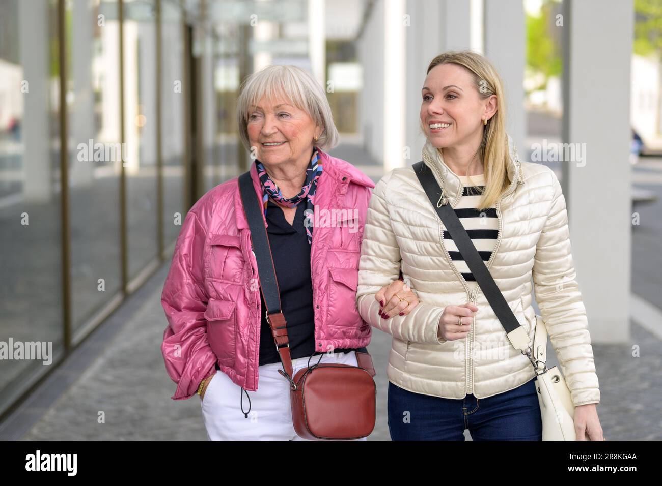 In der Nähe einer Mutter und Tochter, die in einem Einkaufszentrum ...