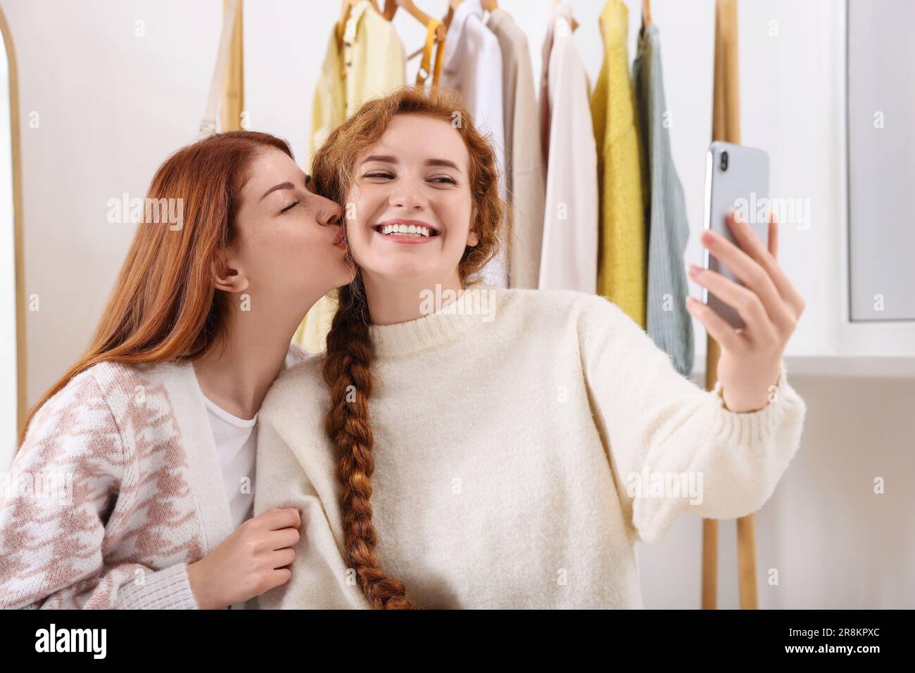 Schwestern freunde zu hause mit selfie -Fotos und -Bildmaterial in hoher Auflösung – Alamy