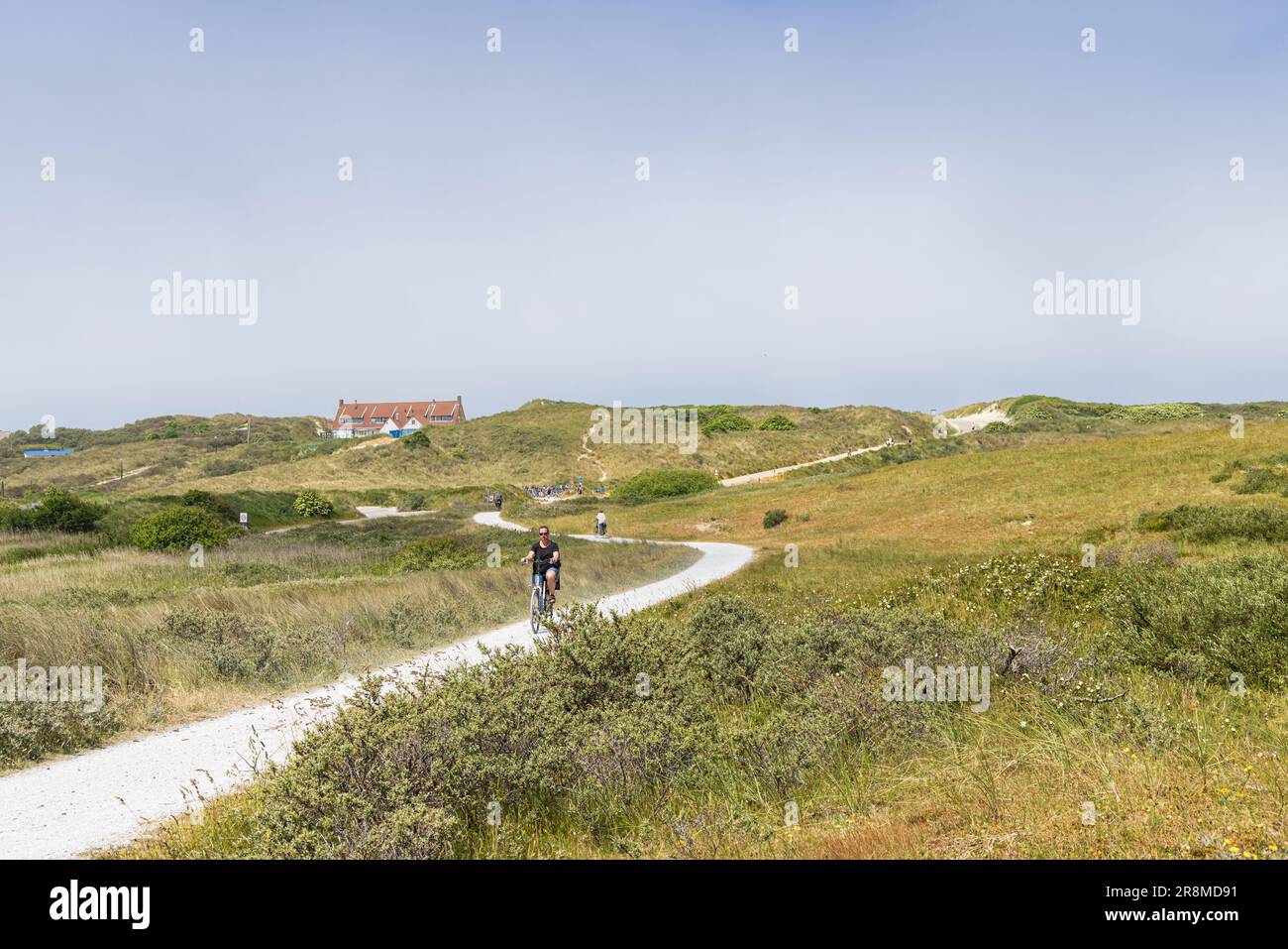 Terschelling, Niederlande - 10. Juni 2023: Radweg durch die Dünen von ...