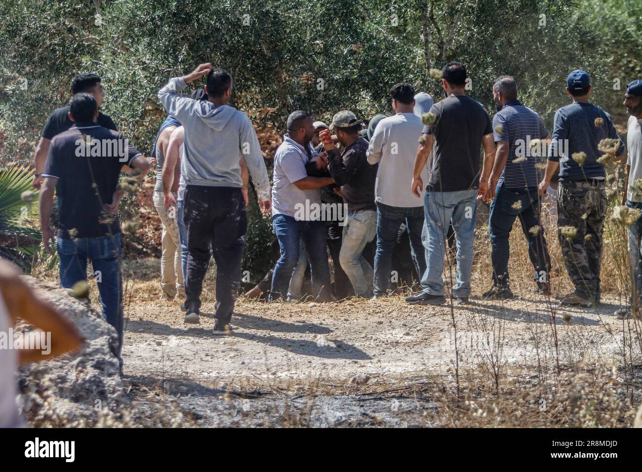Ramallah, Palästina. 21. Juni 2023. Die Palästinenser entfernen einen ...
