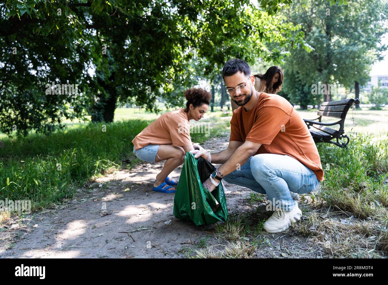 Müll sammeln kinder -Fotos und -Bildmaterial in hoher Auflösung – Alamy