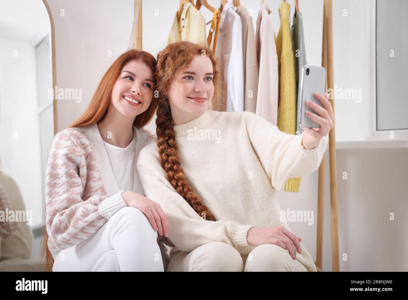 Schwestern freunde zu hause mit selfie -Fotos und -Bildmaterial in hoher Auflösung – Alamy