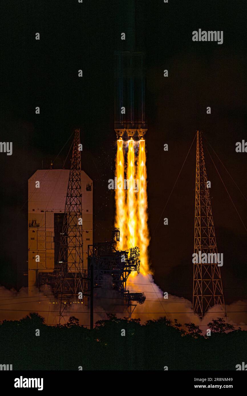 Eine United Launch Alliance Delta 4-Heavy Rakete startet vom Space ...