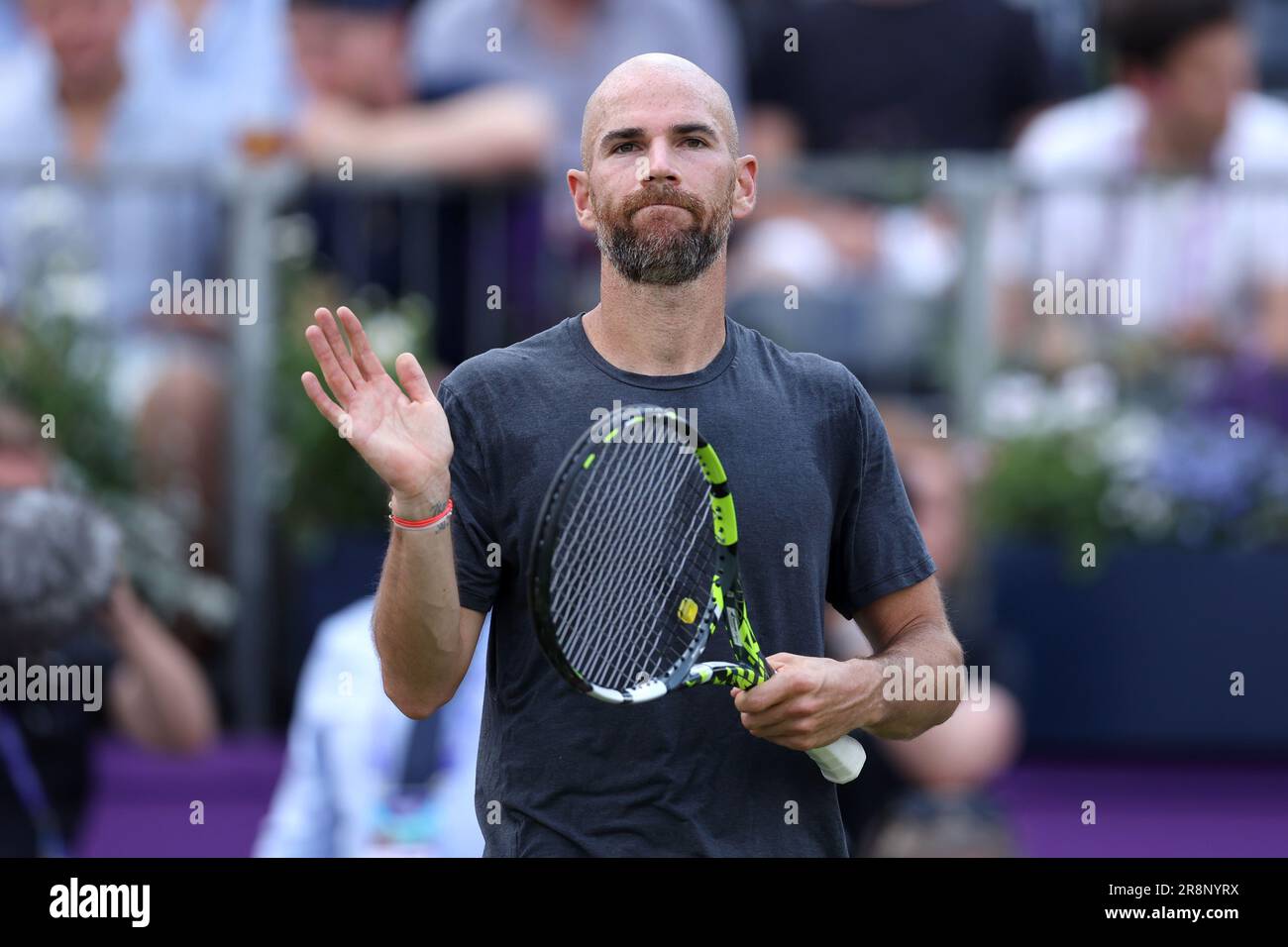 Der französische Adrian Mannarino feiert den Sieg gegen Taylor Fritz in ...