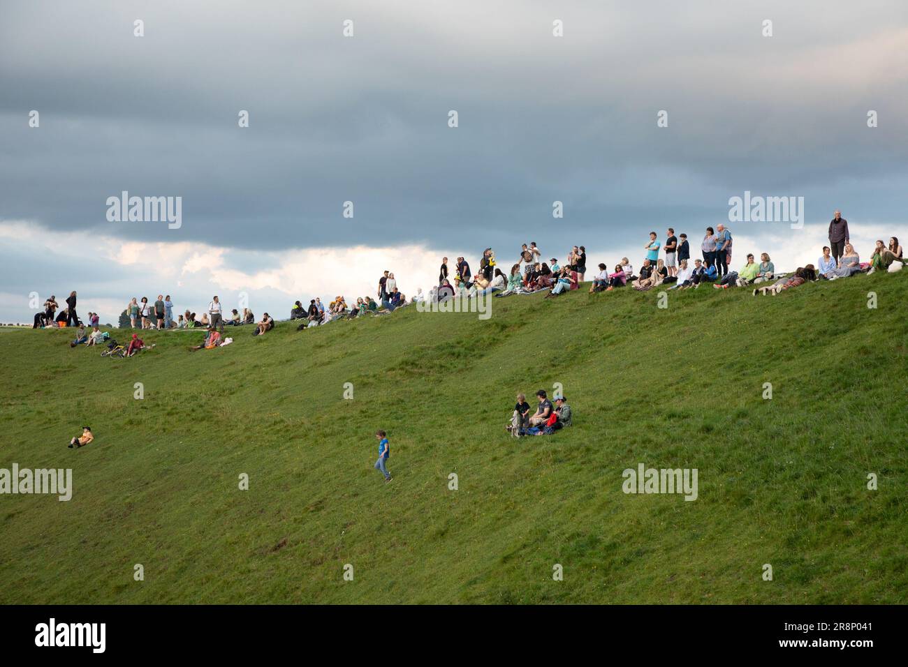 Avebury, Großbritannien. 20. Juni 2023 Reveller und Gläubige haben sich ...