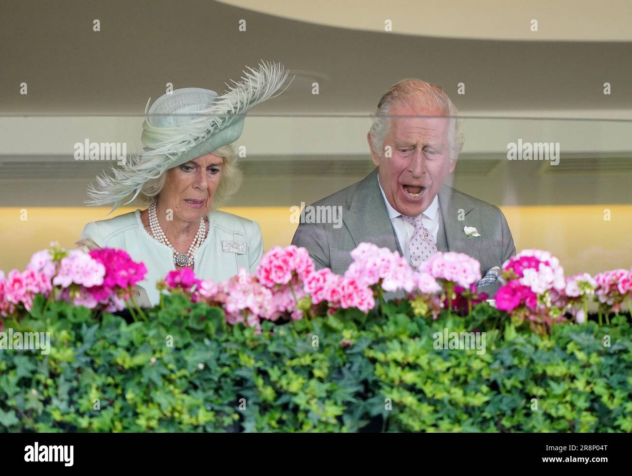 König Karl III. Und Königin Camilla feiern, nachdem das Königspferd ...