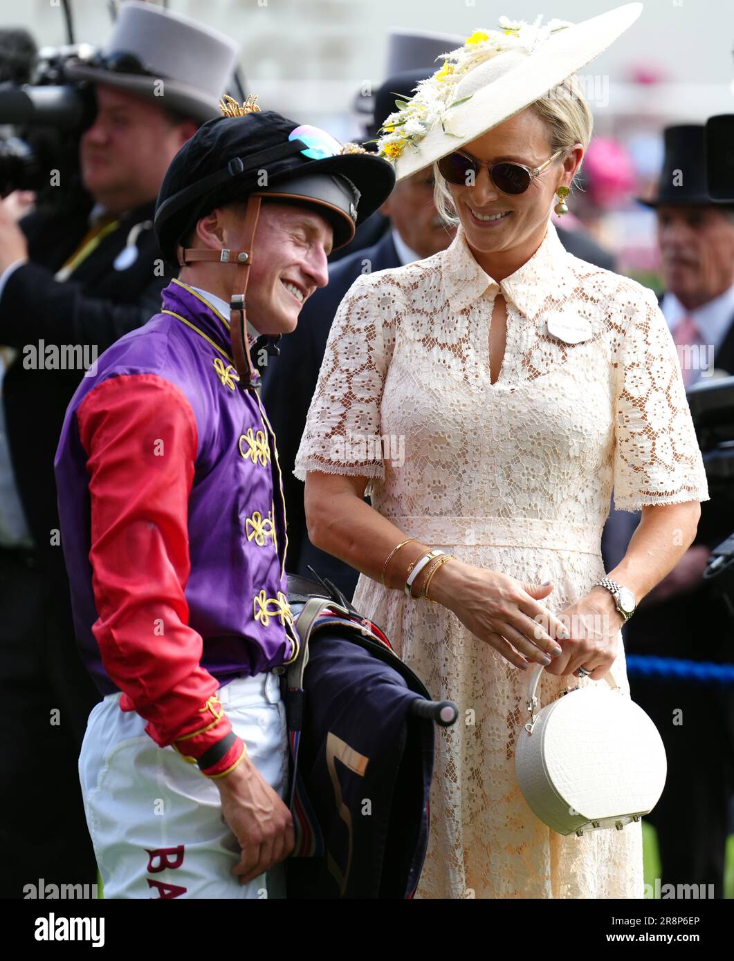 Zara Tindall mit Jockey Tom Marquand, nachdem er Desert Hero am dritten ...