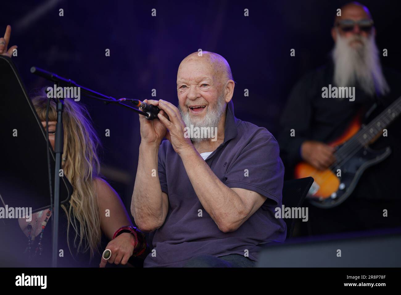 Michael Eavis tritt mit seiner Band auf der Park Stage beim Glastonbury ...