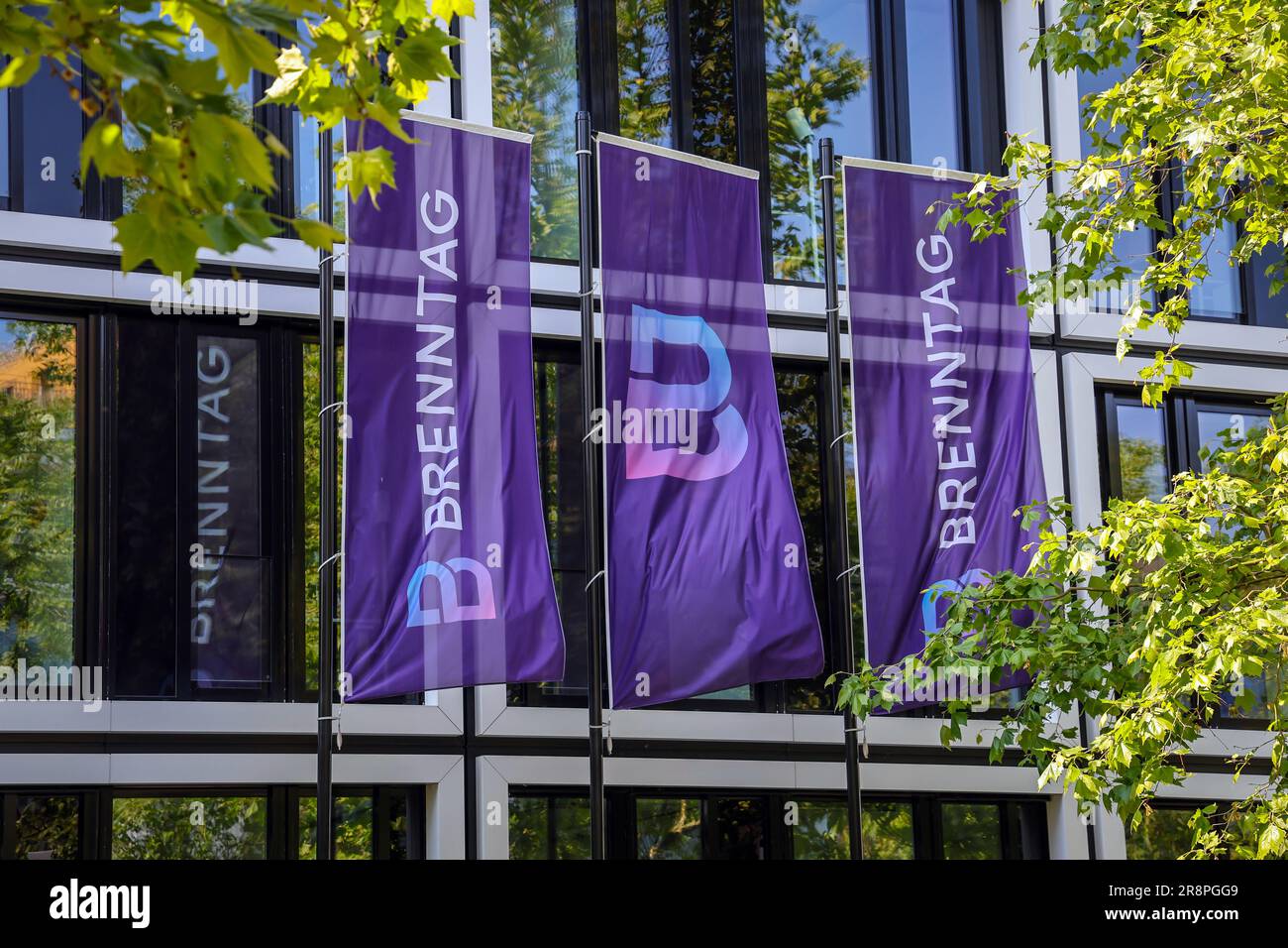 Essen, Nordrhein-Westfalen, Deutschland - Brenntag, Firmenlogo auf Flaggen vor der Fassade des ...