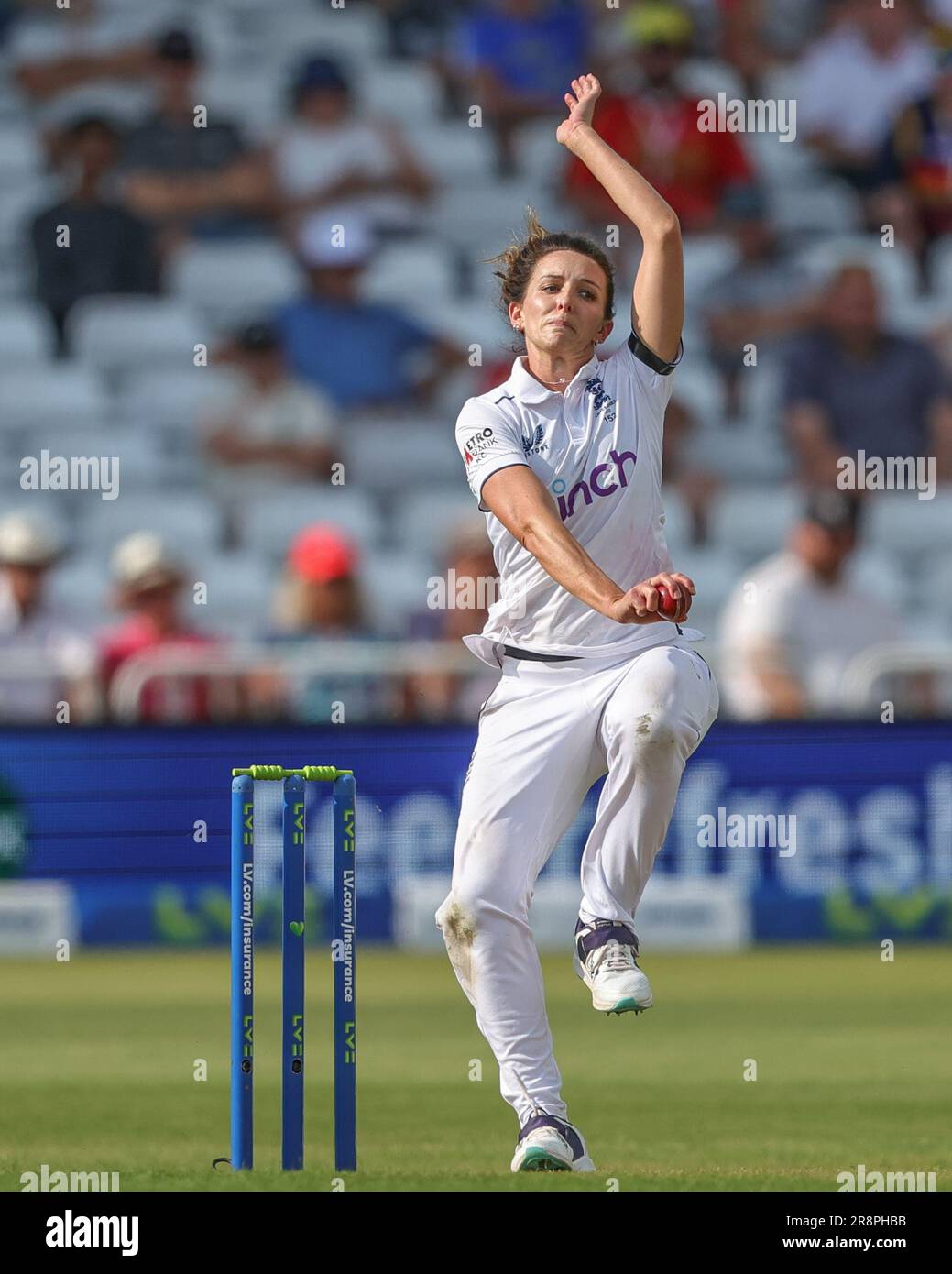 Kate Cross of England liefert den Ball beim Metro Bank Women's Ashes ...