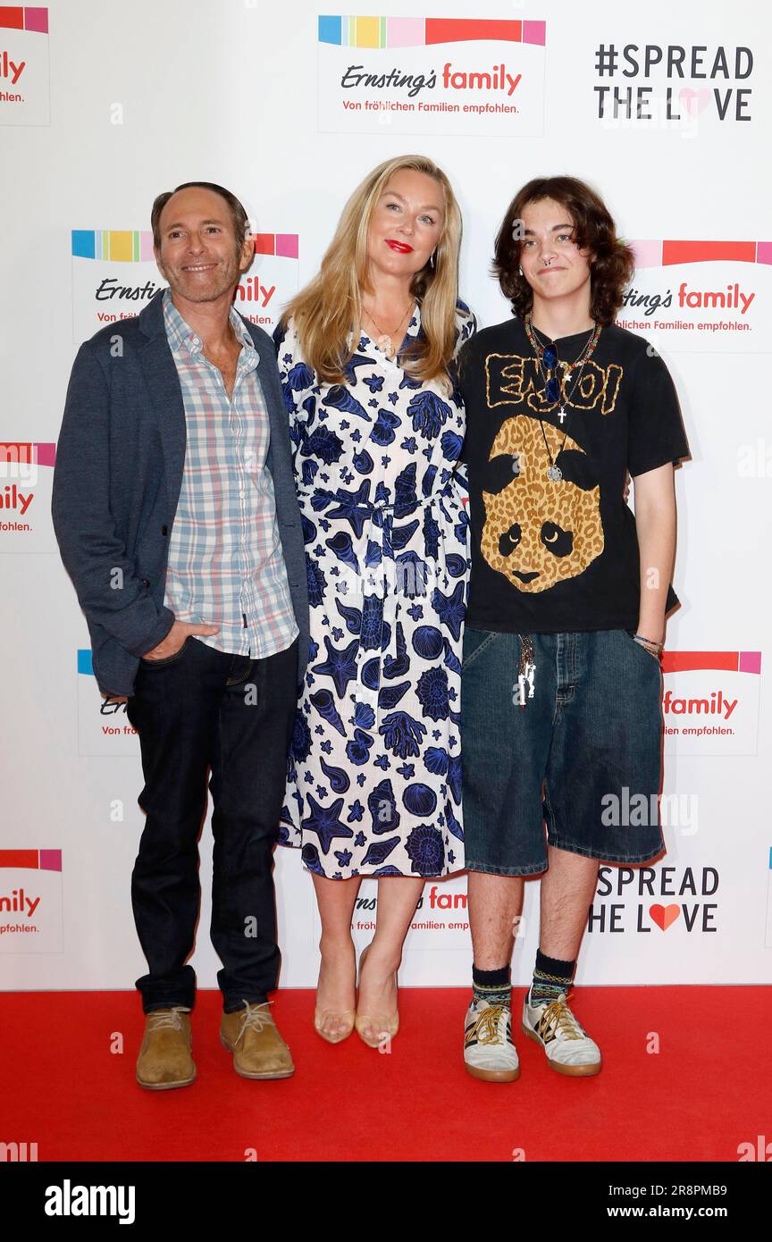 Elisabeth Röhm mit Ehemann Peter Glatzer und Sohn Easton August Anthony ...