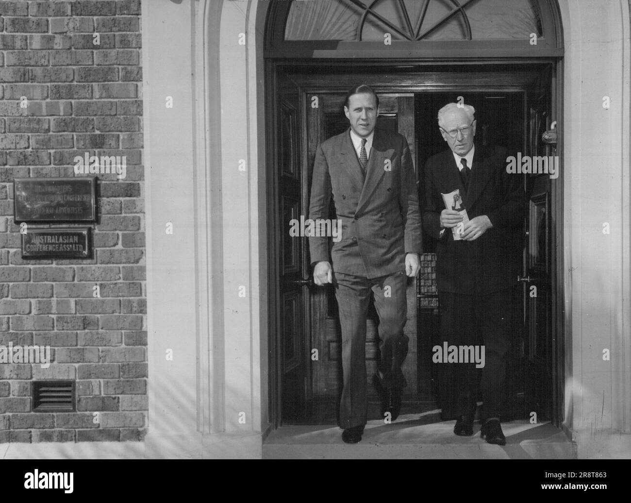 Pastor A.G. Stewart mit Bilderbuch auf West Malekula ein Kollege ...