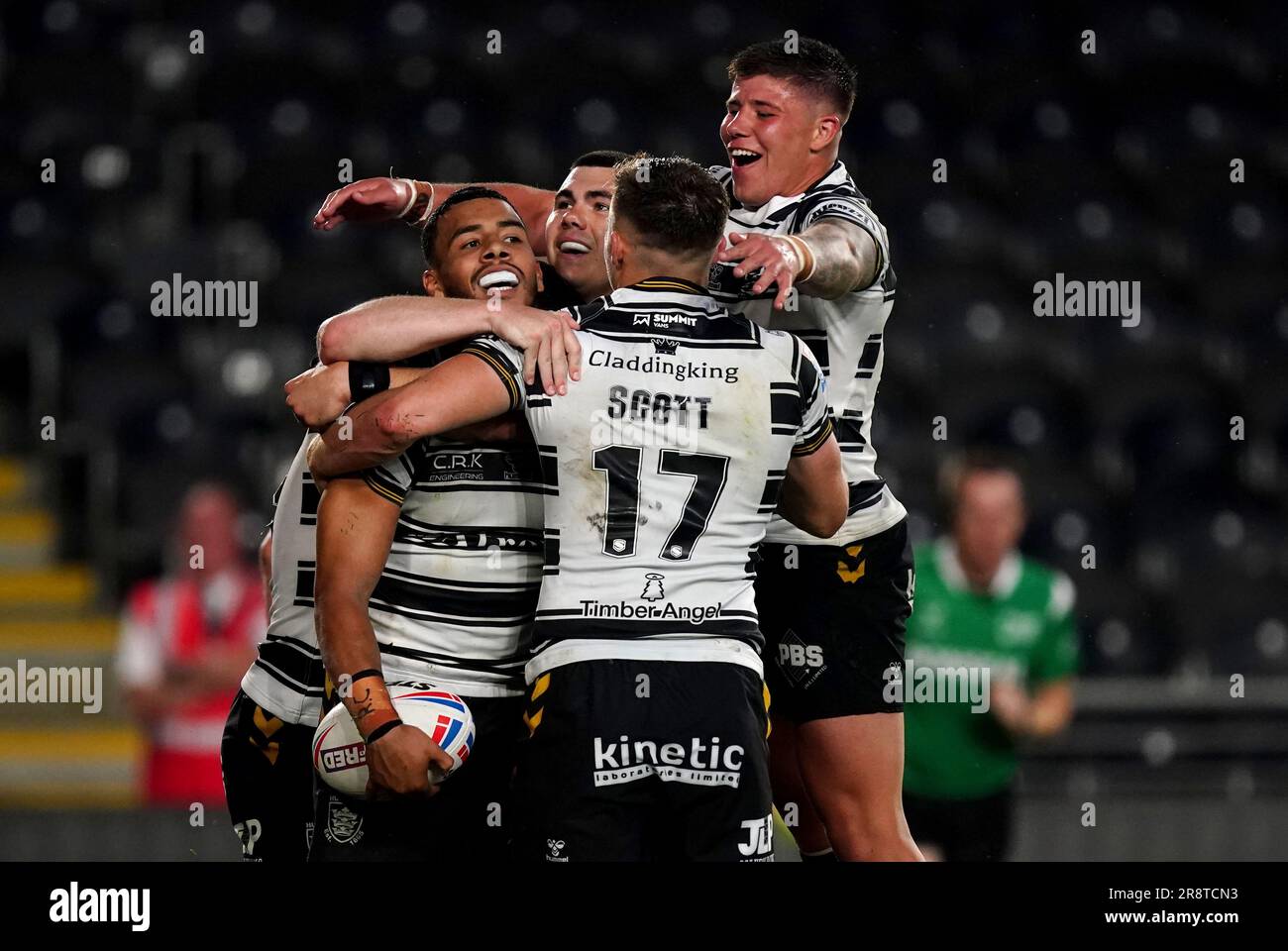 Darnell McIntosh vom Hull FC feiert ihren fünften Versuch mit seinen ...