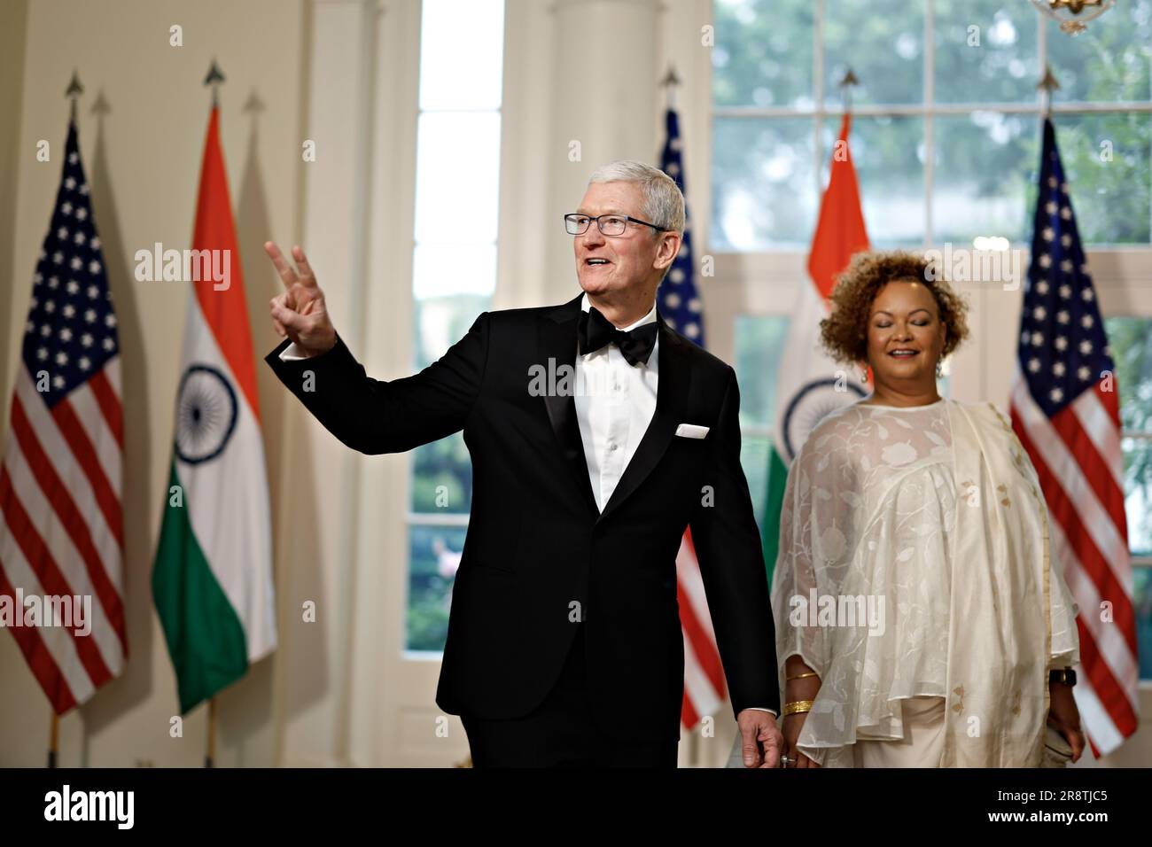 Tim Cook, Chief Executive Officer von Apple Inc., Left, Und Lisa ...
