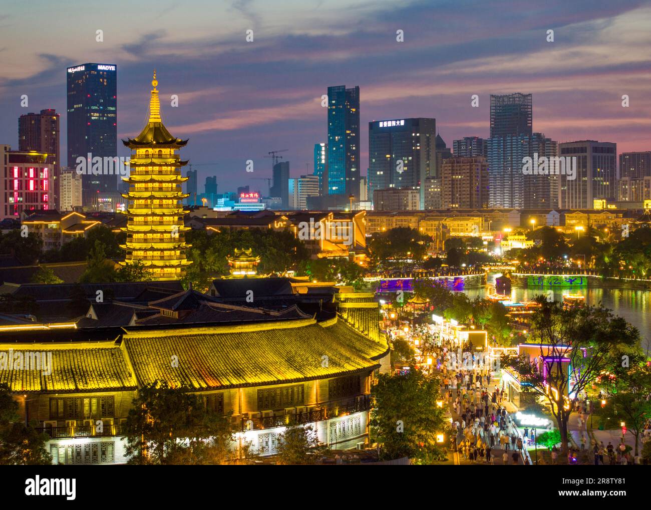 HUAI'AN, CHINA - 22. JUNI 2023 - Touristen Unternehmen eine Bootsfahrt ...