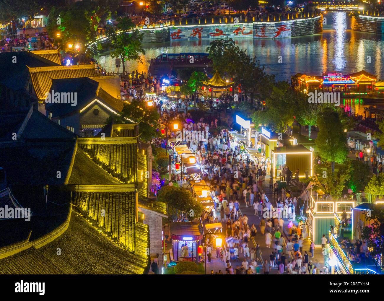 HUAI'AN, CHINA - 22. JUNI 2023 - Touristen Unternehmen eine Bootsfahrt ...