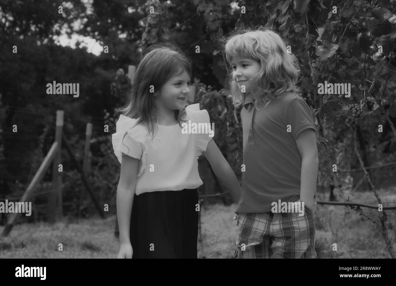 Süße kleine Kinder, die draußen spielen. Porträt von zwei glücklichen ...