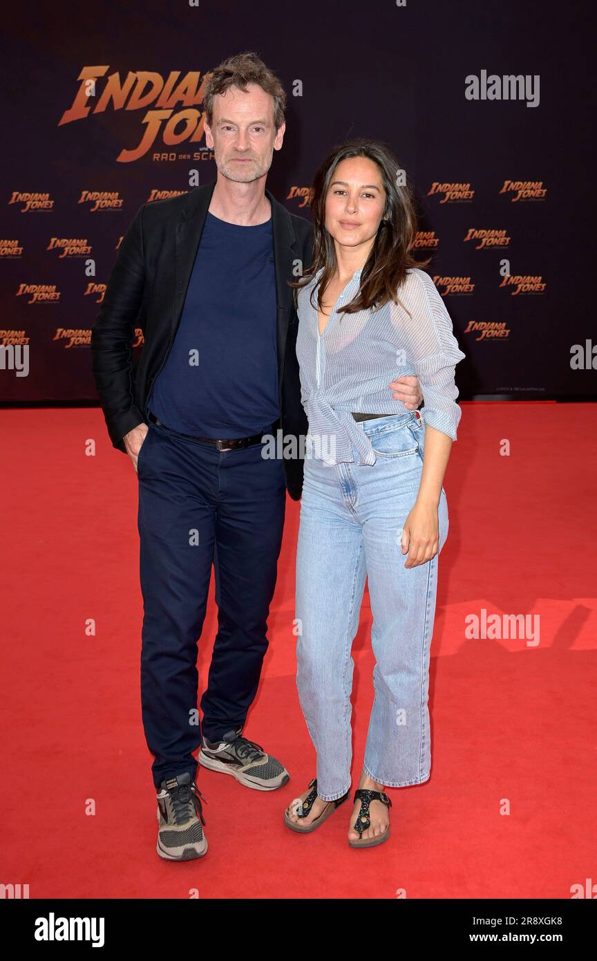 Jörg Hartmann mit Partnerin Silvia Medina bei der Premiere des Kinofilms „Indiana Jones and the ...