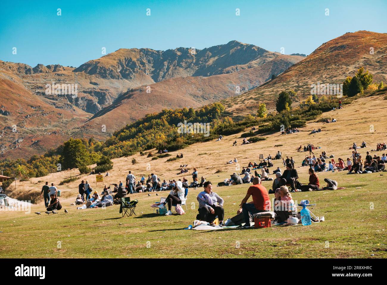 An einem sonnigen Sommerwochenende in Prevalla, einer Bergstadt im ...