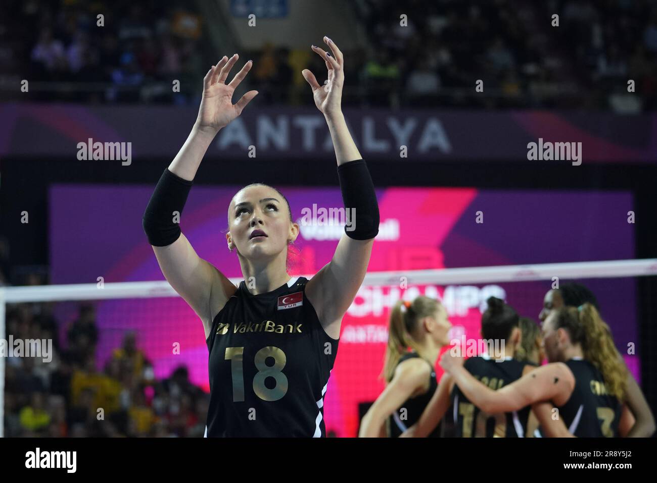 ANTALYA, TURKIYE - 17. DEZEMBER 2022: Zehra Gunes in Vakifbank gegen ...