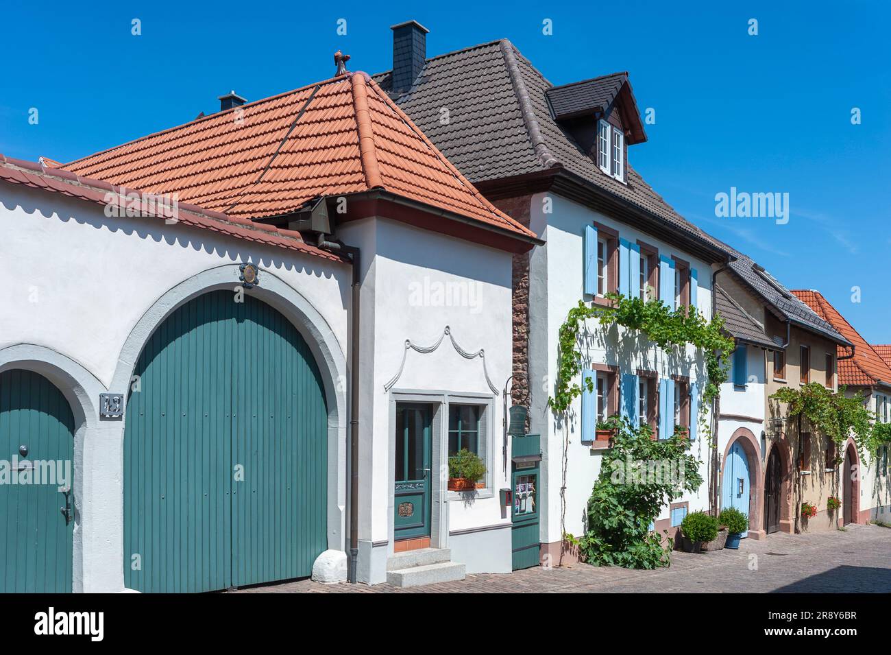 Typische Häuser in der historischen Theresienstraße, Rhodt unter ...