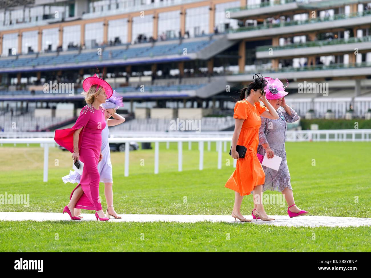 Die Rennfahrer kommen am vierten Tag des Royal Ascot auf der Rennbahn ...