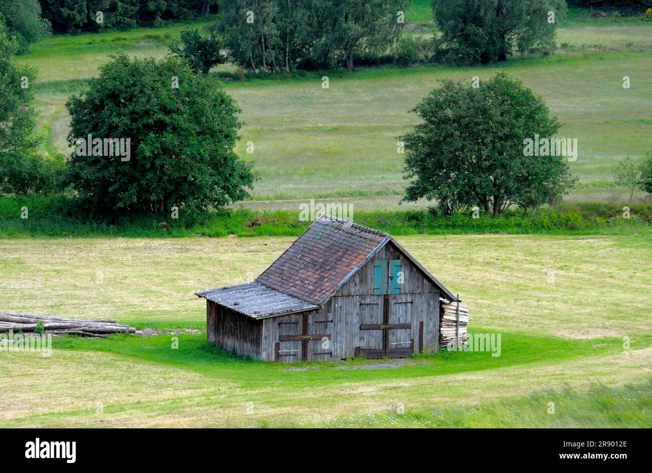 Scheune im wald -Fotos und -Bildmaterial in hoher Auflösung – Alamy