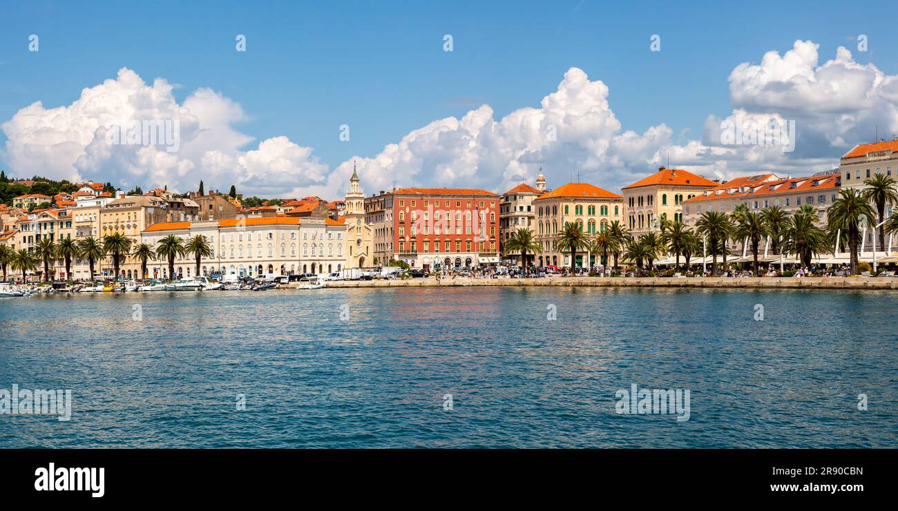 Split, Kroatien - 31. Mai 2023: Promenade In Der Altstadt Am Mittelmeer ...