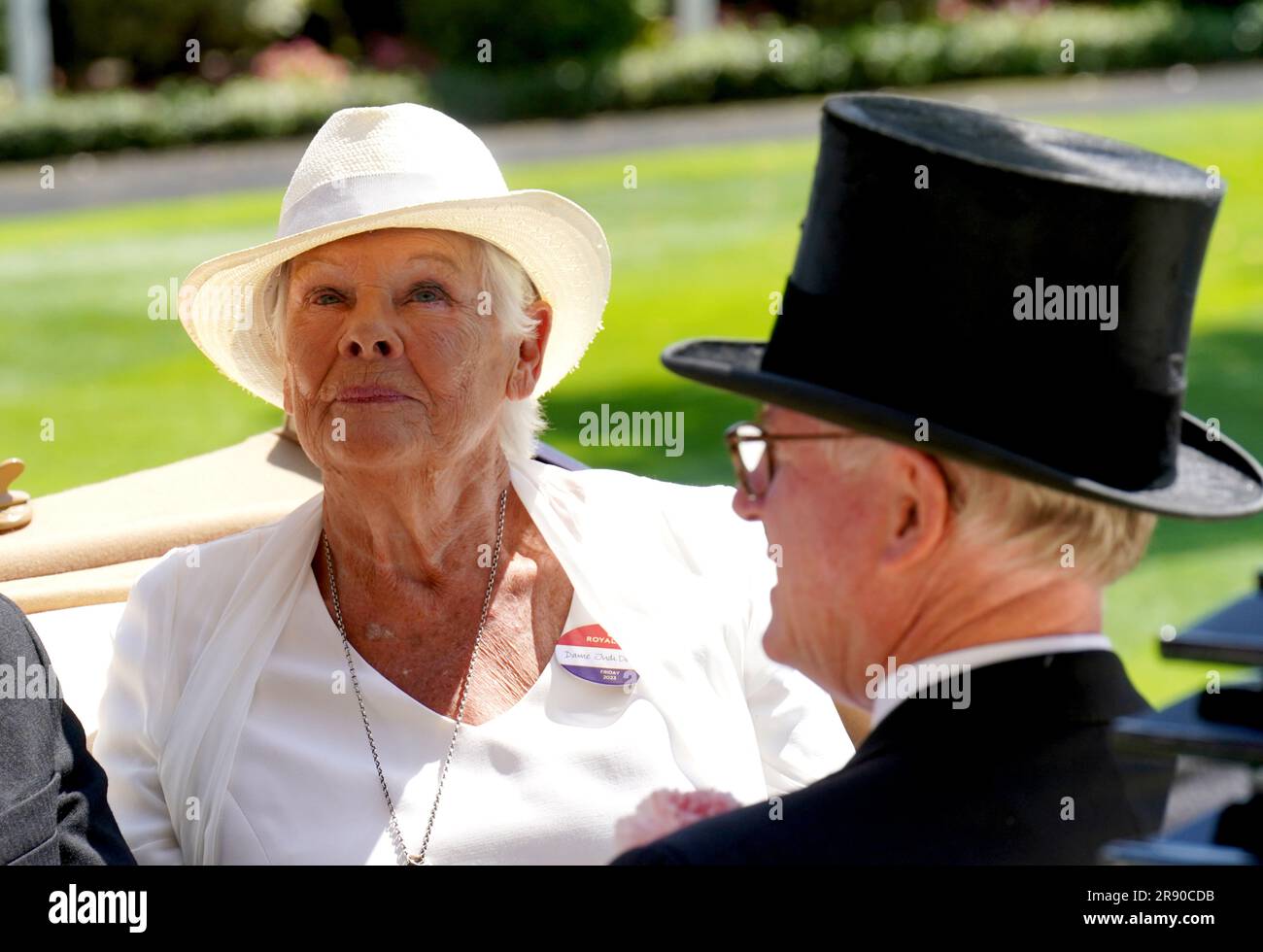 Dame Judi Dench kommt mit der Kutsche am 4. Tag des Royal Ascot auf der ...