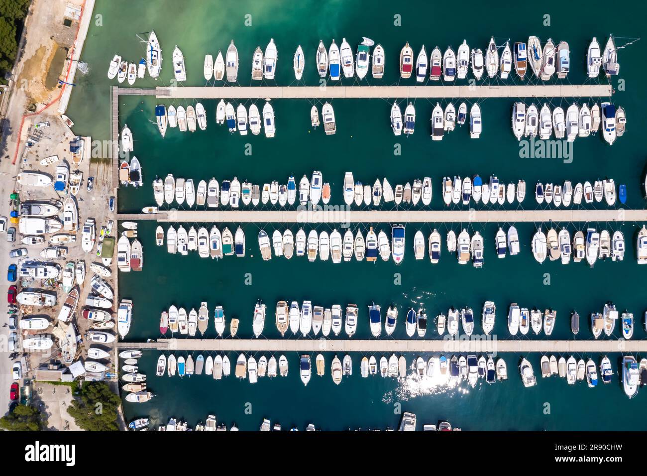 Dubrovnik, Kroatien - 25. Mai 2023: Yachthafen Mit Booten Auf Dem Meer ...