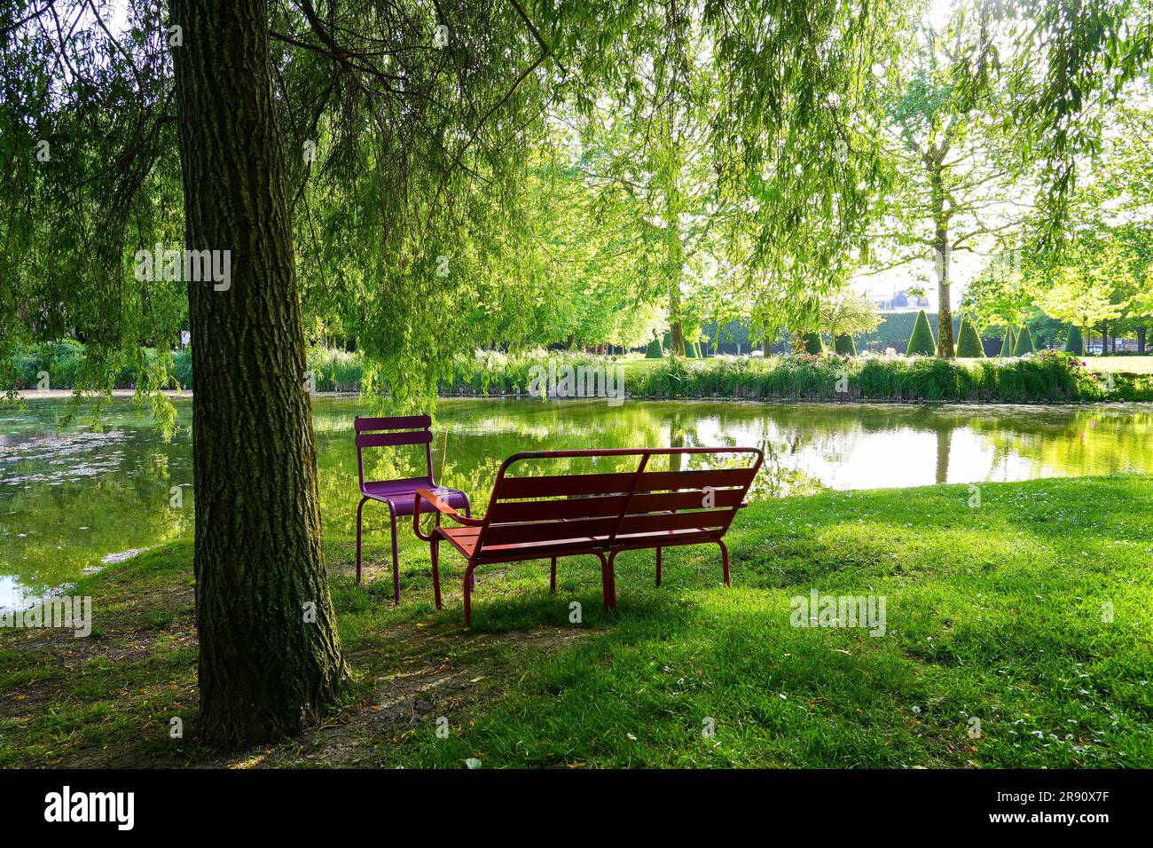 Bänke unter einer Trauerweide am Wasser im Parc des Capucins („Capuchin ...