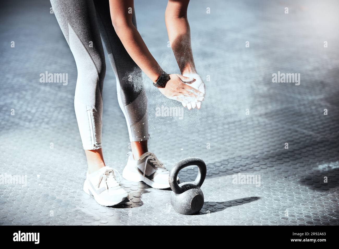 Fitness, Kugelhantel oder Hände einer Person mit Kreide, um mit dem Training zu beginnen, zu ...