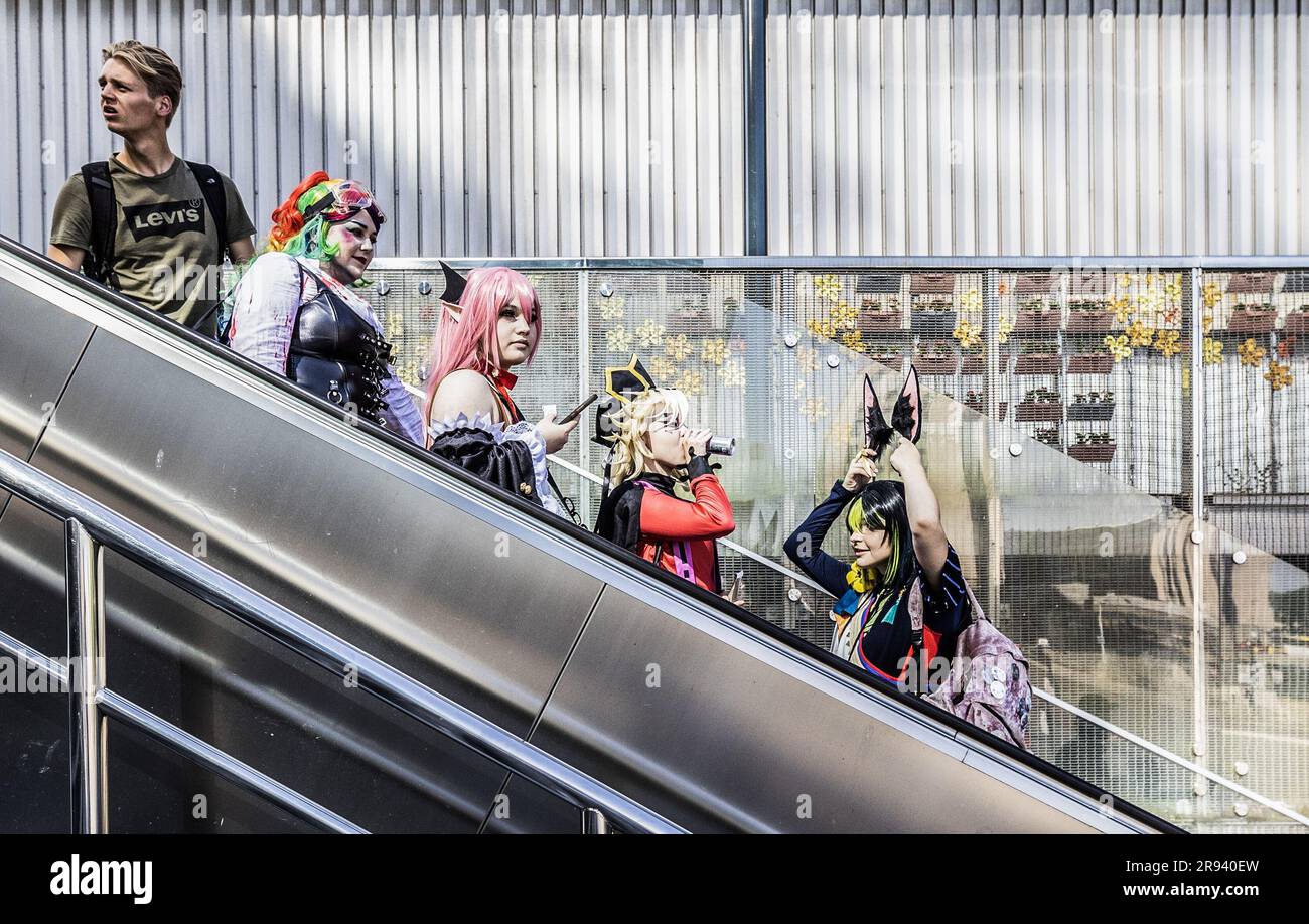UTRECHT - Besucher in Kostümen auf dem Weg zur Dutch Comic Con in den ...