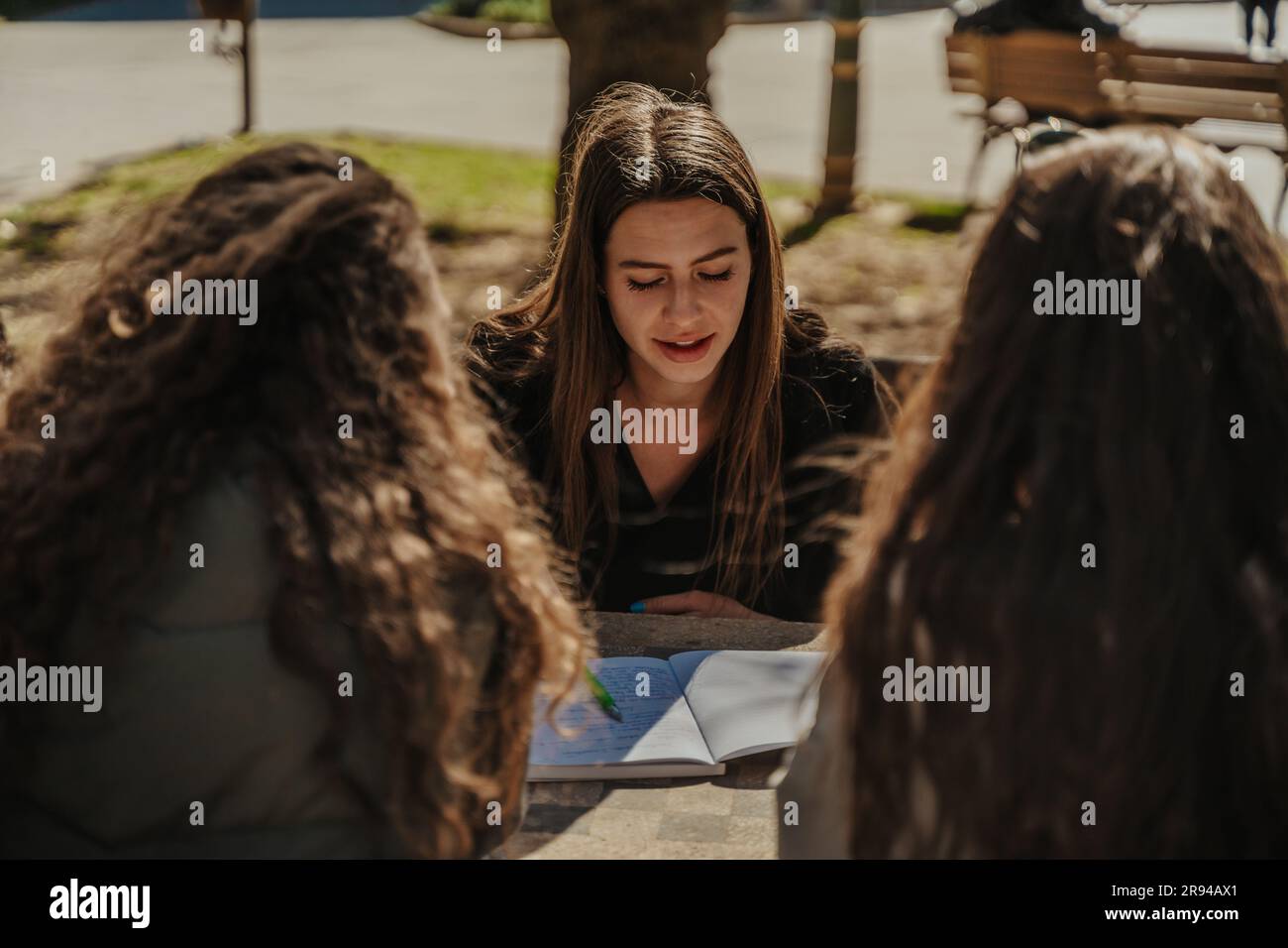 Ein hübsches braunes Mädchen liest ein Stück des Tagebuchs ihrer ...