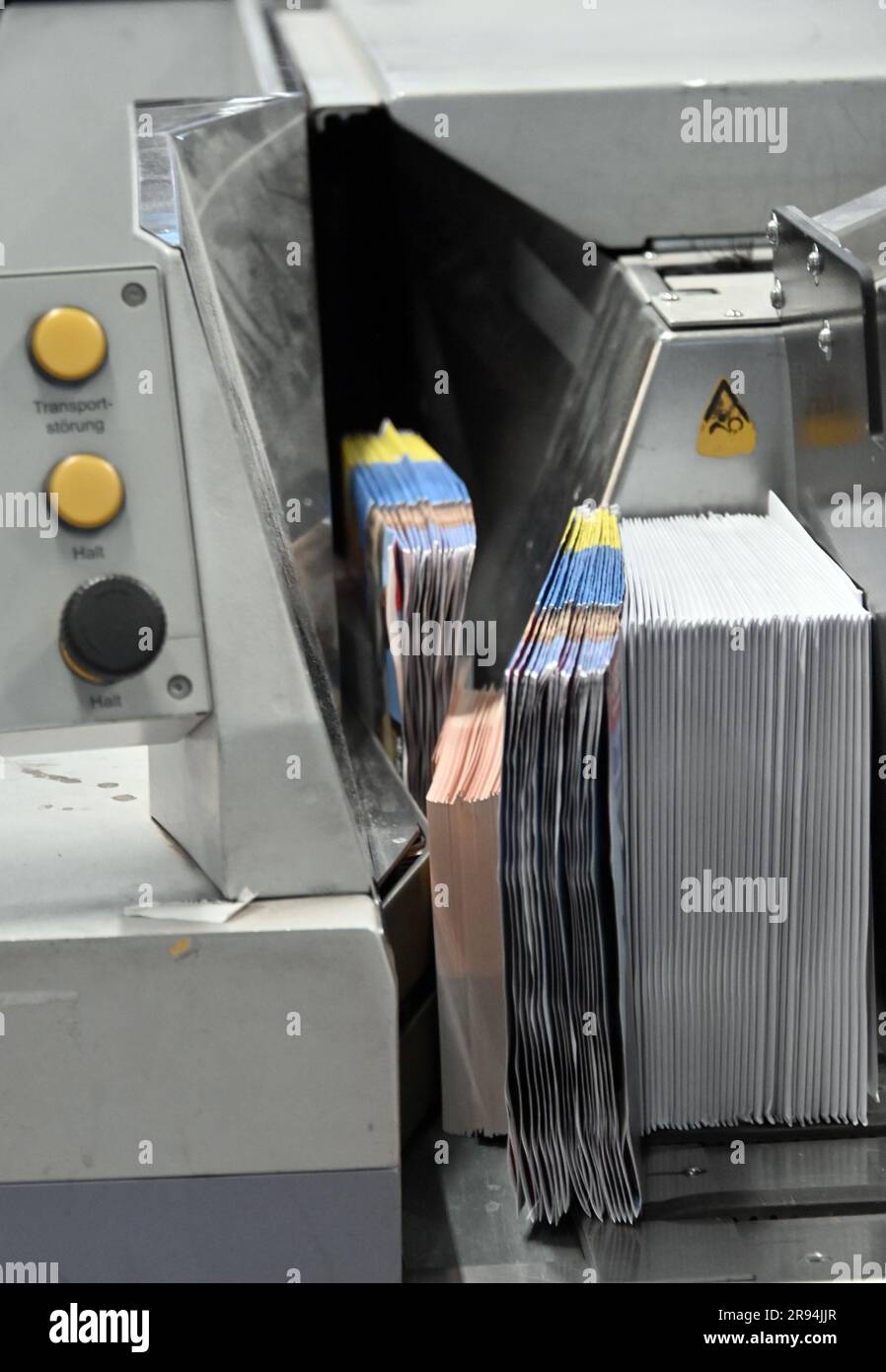 Mitarbeiter sortieren briefe -Fotos und -Bildmaterial in hoher ...