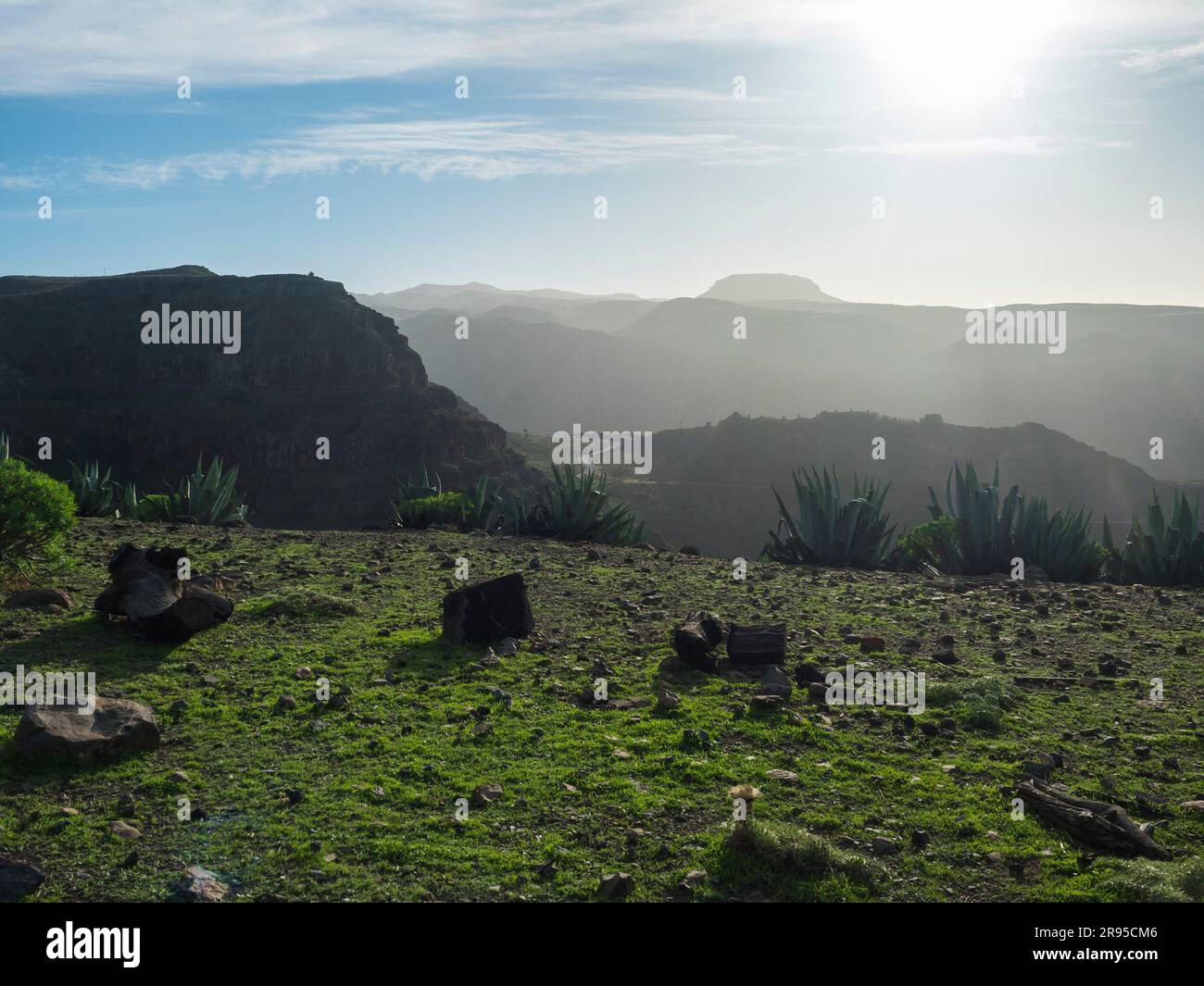 Blick vom grünen Plateau auf dem Gipfel des Berges La Merica mit ...
