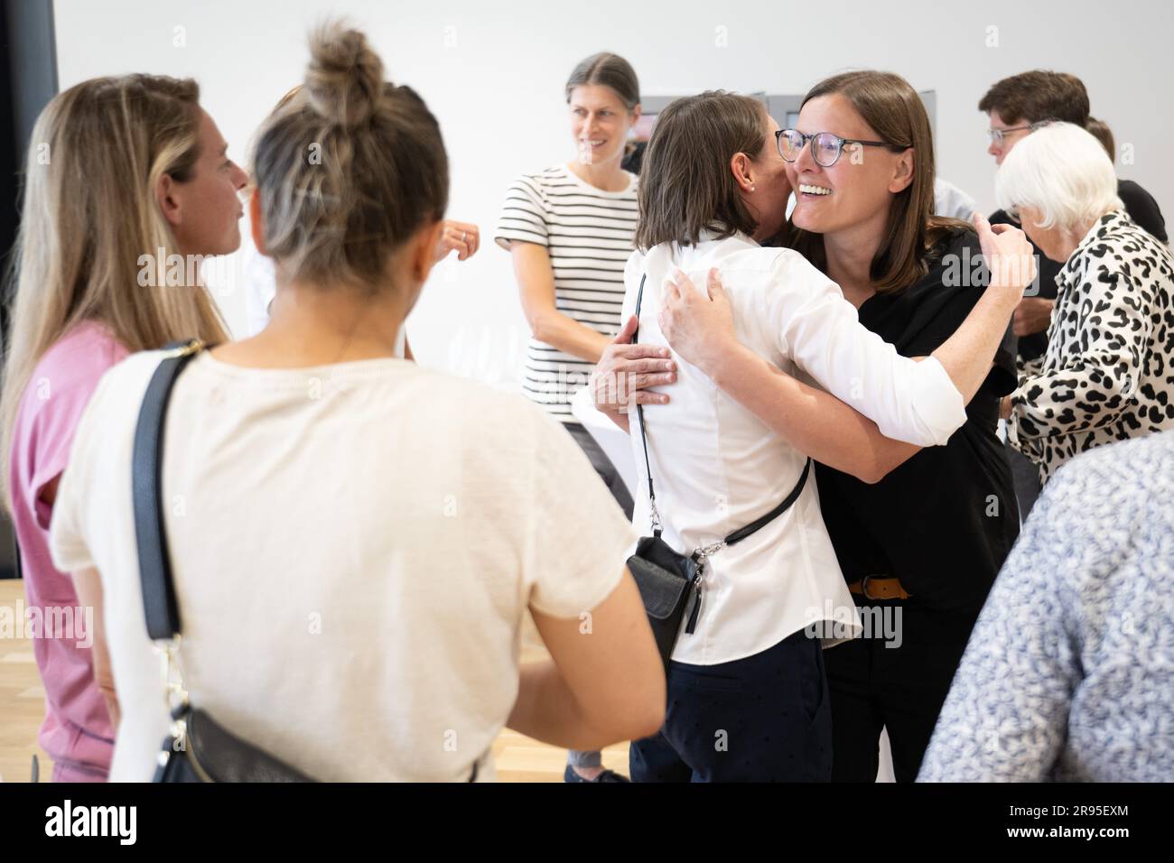 24. Juni 2023, Hessen, Frankfurt/Main: Conny Pohlers (l) und Pia ...