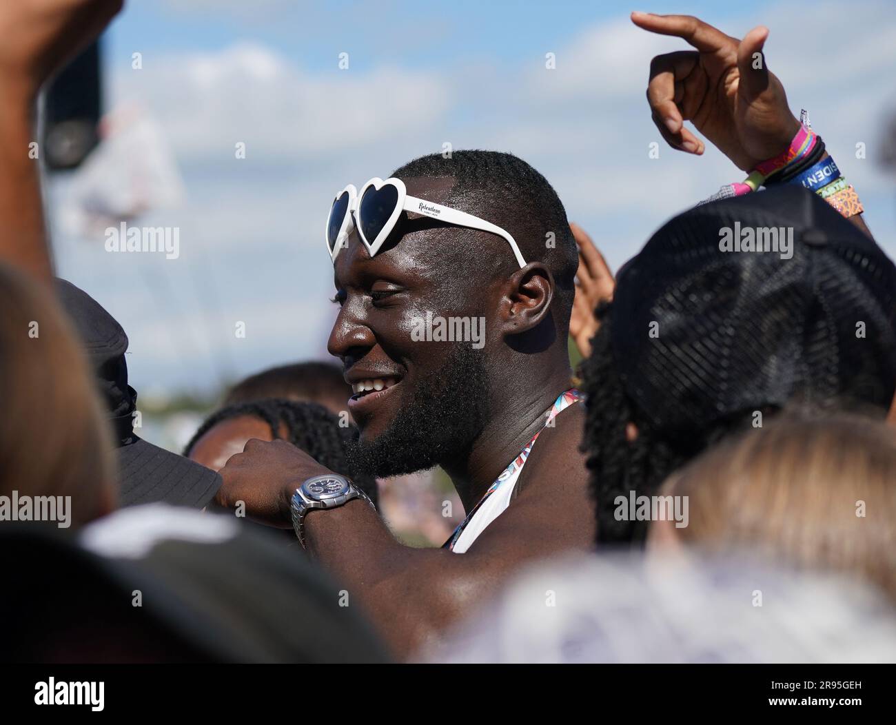 Sturm in der Menge, wie der britische Rapper Aitch beim Glastonbury ...