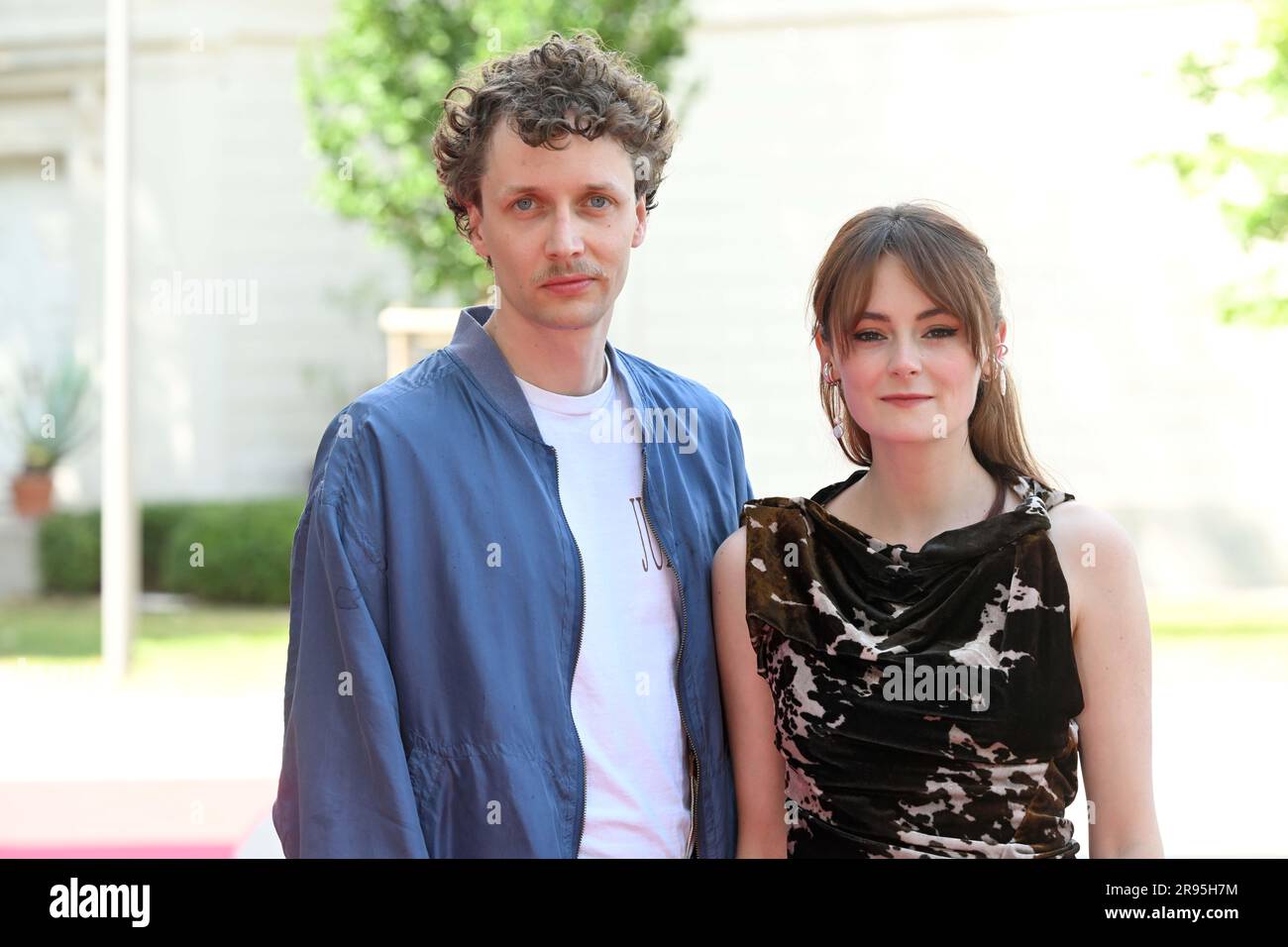 24. Juni 2023, Bayern, München: Schauspieler Julius Feldmeier (l) und Lea van Acken stehen vor ...