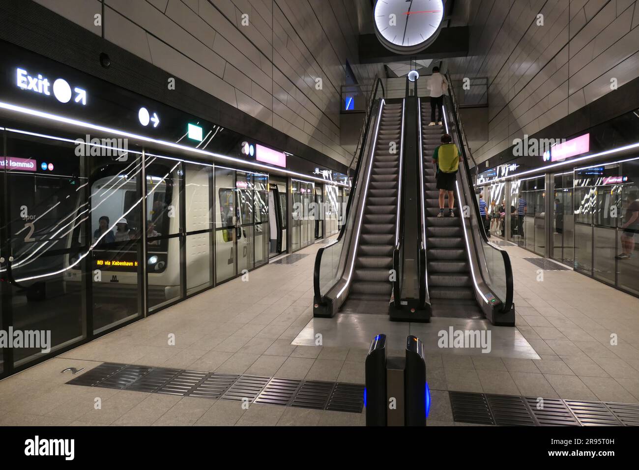 U bahnstation gammel strand -Fotos und -Bildmaterial in hoher Auflösung – Alamy