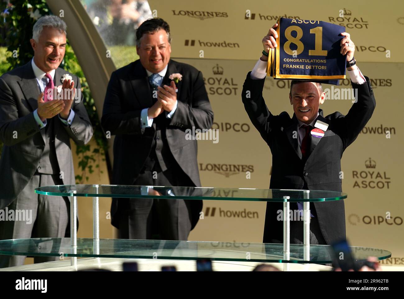 Frankie Dettori mit einem Satteltuch feiert seine 81 Ascot-Siege ...