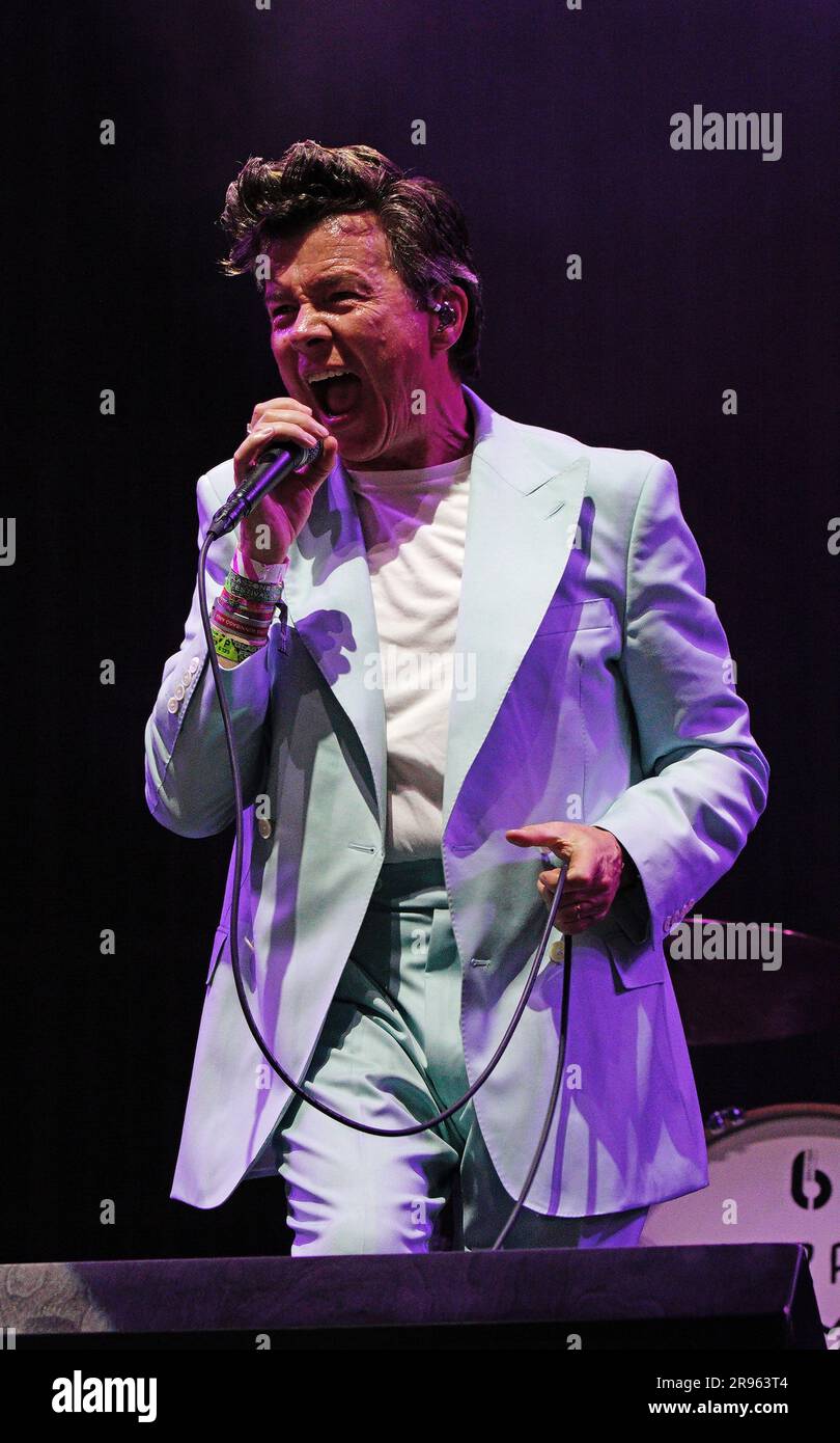 Rick Astley spielt mit den Blossoms auf der Woodsies Bühne beim ...