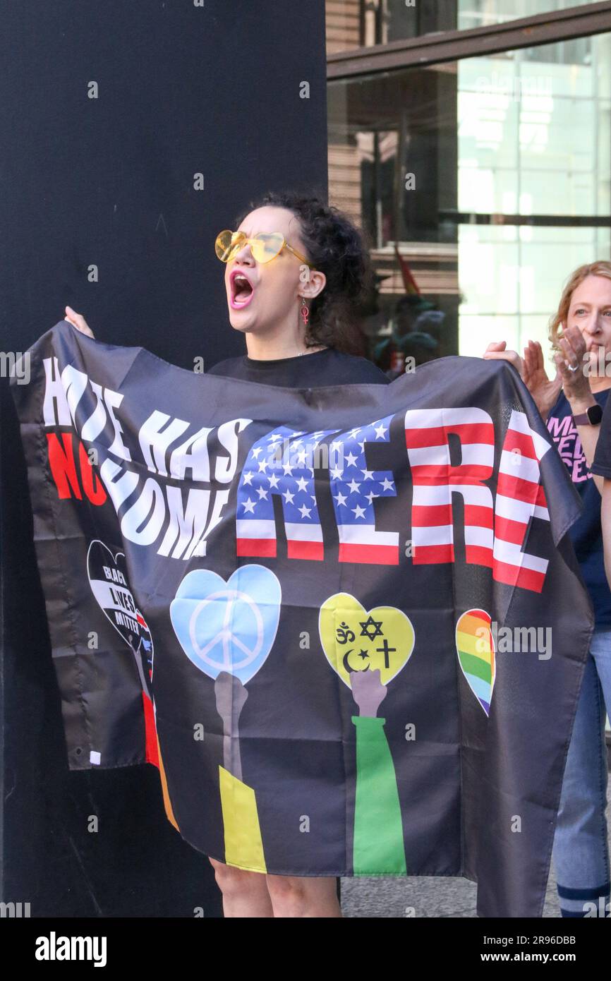 Trans- und LGBTQ-Aktivisten haben sich zusammengeschlossen, um gegen ...