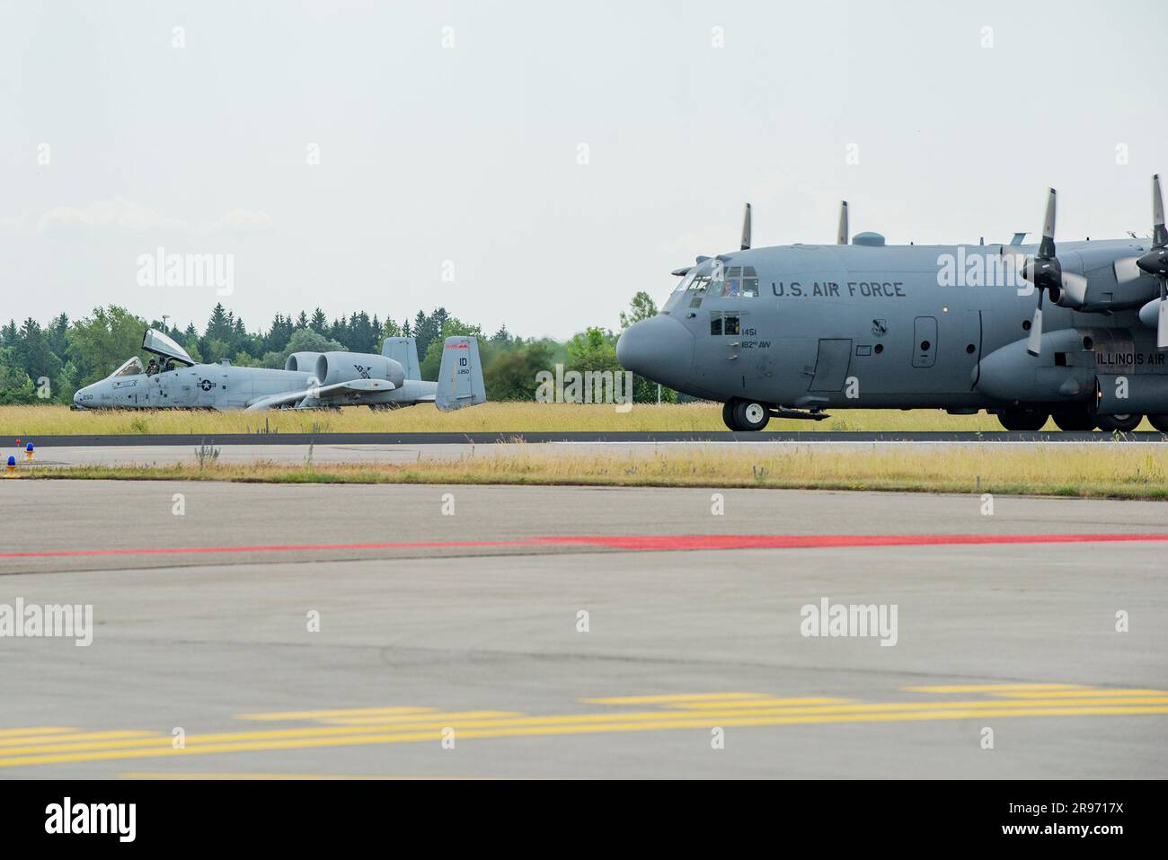 EIN US-AMERIKANISCHER Air Force C-130 Hercules-Flugzeug, das dem 182 ...