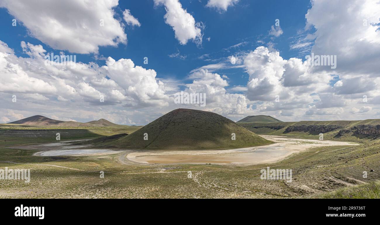 Meke Crater Lake. Lake Meke ist ein Kratersee bestehend aus zwei ...